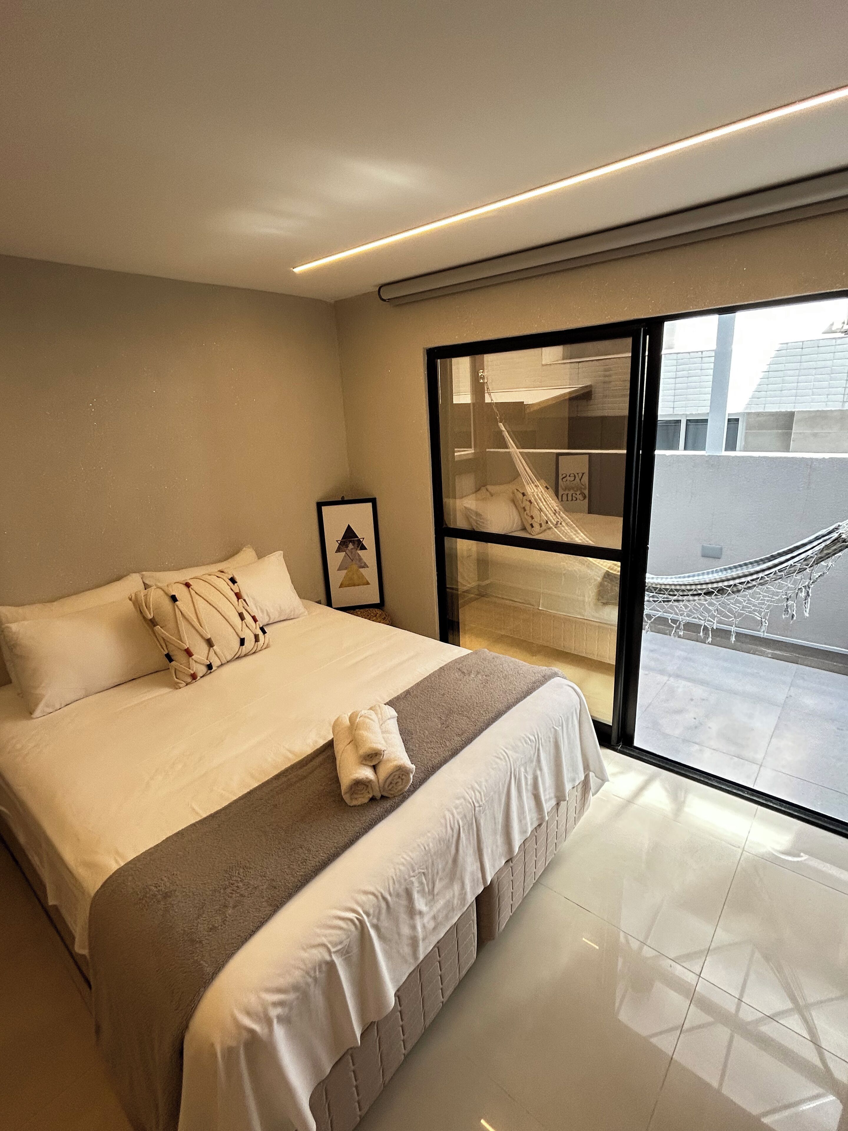 Apartamento | Espaço de trabalho para notebook, cortinas blackout