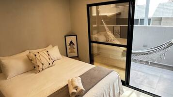 Apartamento | Espaço de trabalho para notebook, cortinas blackout