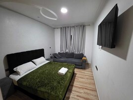 Apartamento Básico, vista para o pátio | Secretária adequada para computadores portáteis, Wi-fi grátis 