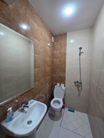 Apartamento Básico, vista para o pátio | Casa de banho | Toalhas fornecidas, sabão, papel higiénico