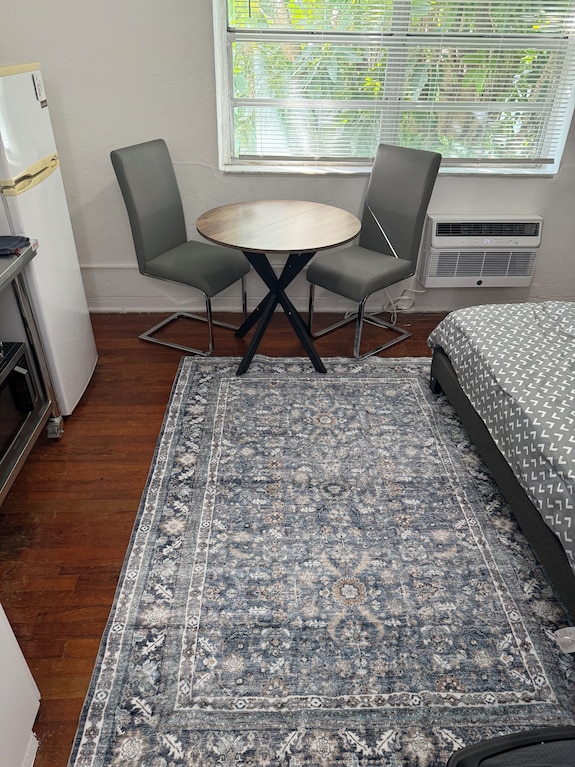 Simply Perfect - Chill In Comfort - Steps To The Beach- Amazing Historic Bldg - サーフサイド, FL