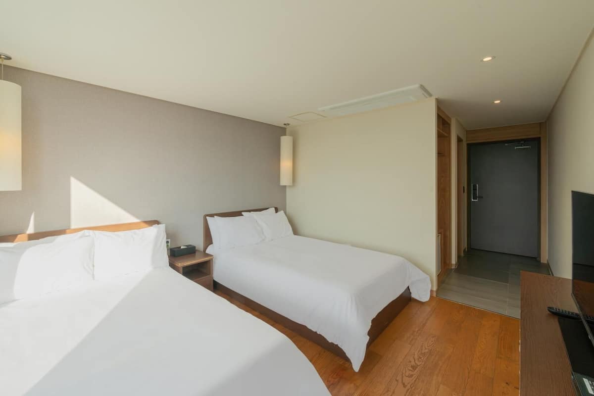 Quarto duplo luxo, 2 camas de casal | Wi-Fi de cortesia