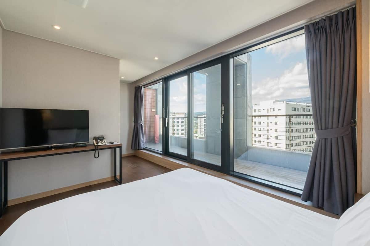 Quarto luxo, 1 cama Queen, terraço, vista para a montanha | Wi-Fi de cortesia