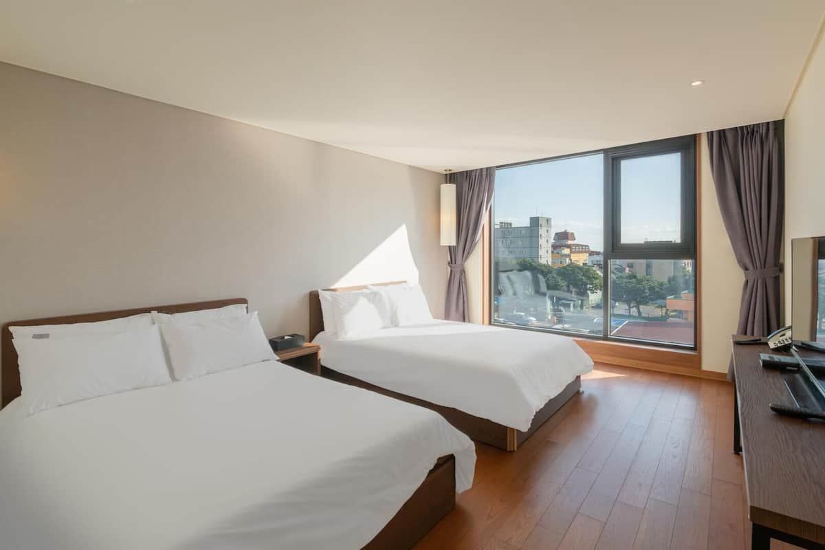 Quarto duplo premier, 2 camas de casal | Wi-Fi de cortesia