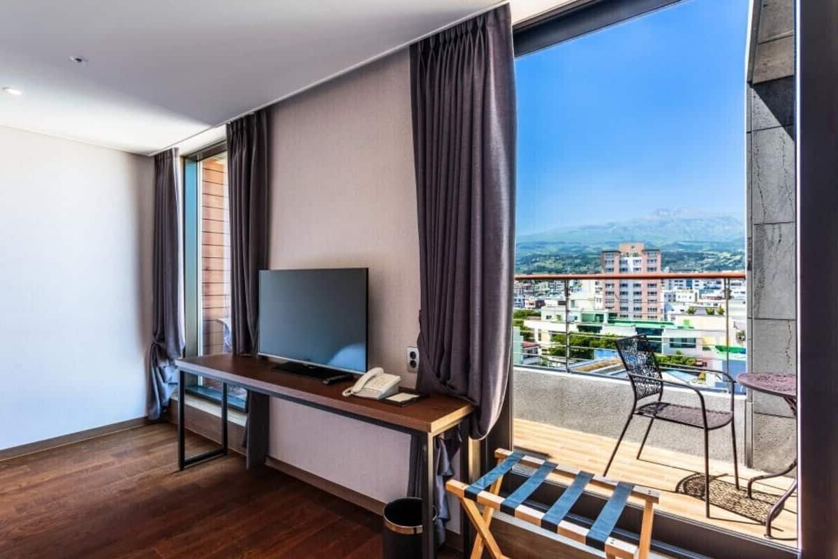 Quarto júnior, 2 camas Queen, terraço, vista para a montanha | Wi-Fi de cortesia