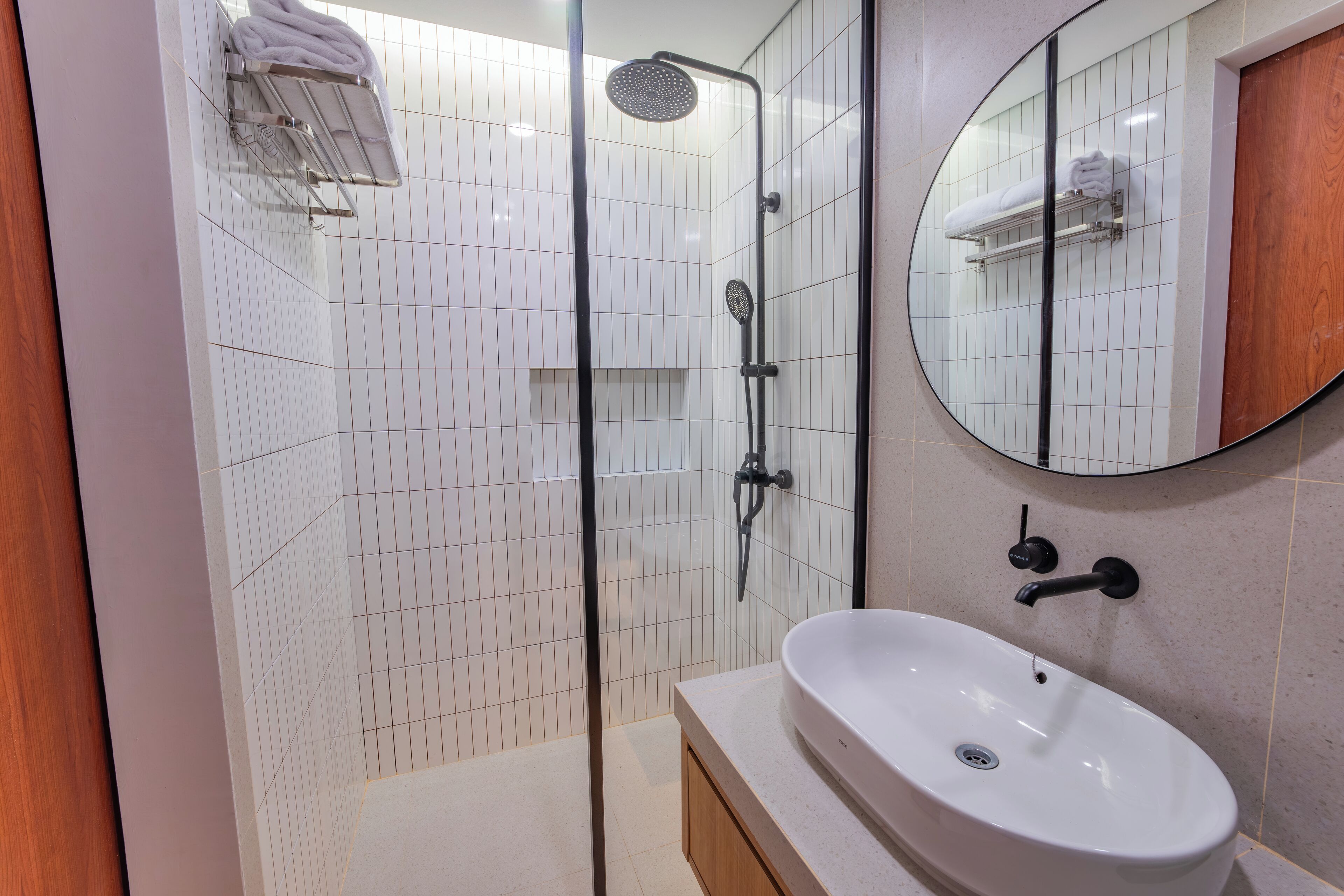 Quarto casal superior | Banheiro | Chuveiro, toalhas de banho, sabonete, shampoo