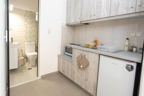 Apartamento, varanda, vista para o pátio | Cozinha privada | Uma cadeira de bebé 