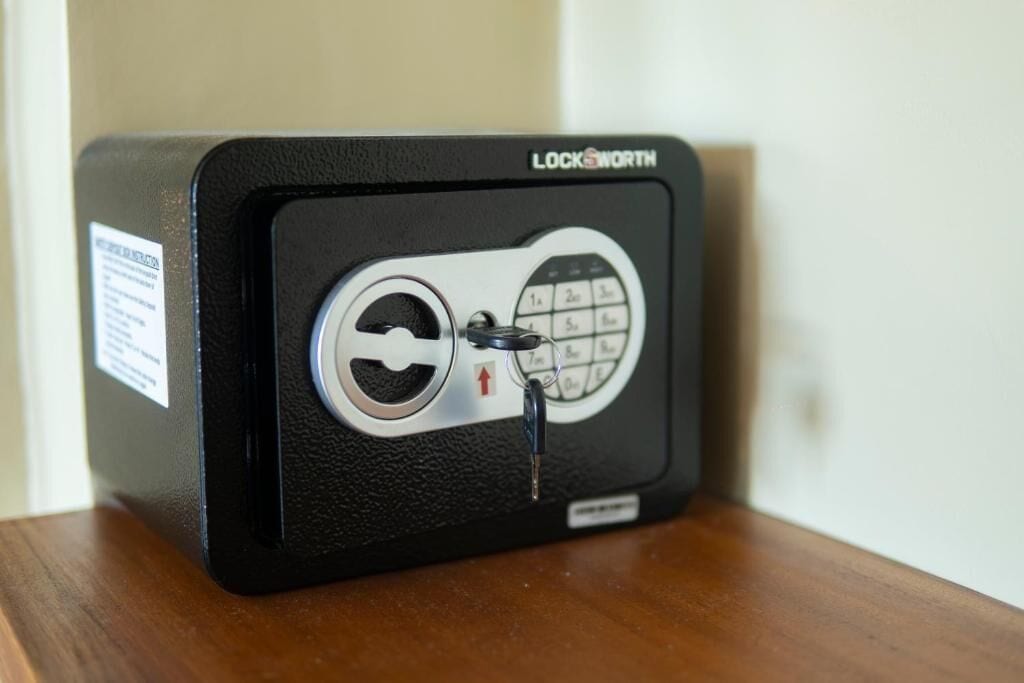 Um cofre preto com um mostrador de combinação e uma fechadura, identificado como LOCKSWORTH.