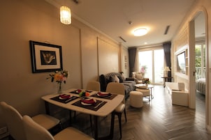 Apartamento luxo, 2 quartos, sacada, vista para o lago