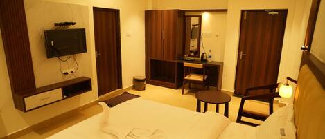 Quarto casal ou duplo luxo, vista para a cidade | Escrivaninha, espaço de trabalho para notebook