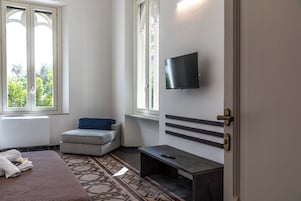 Apartamento Standard, vista para o jardim | Secretária, secretária adequada para computadores portáteis