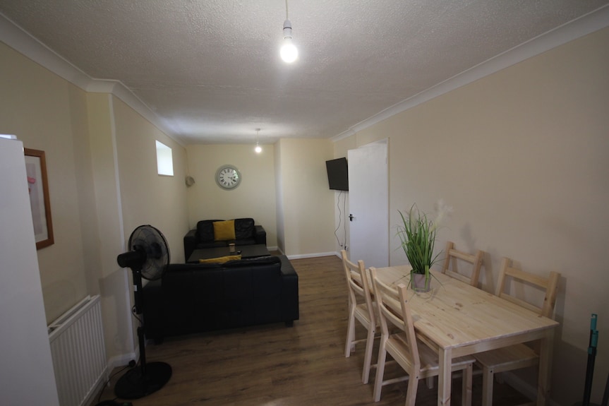 Whitehall Place - A Spacious Three Bedroom Apartment Close To Uxbridge Station. - Berkshire