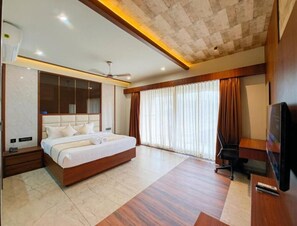 Quarto superior, sacada, vista para o lago | Cofres nos quartos, escrivaninha, espaço de trabalho para notebook
