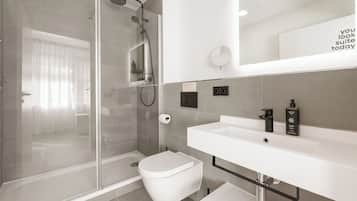 Family Suite with Sofa Bed | Banheiro | Chuveiro, produtos de toalete grátis, secador de cabelo