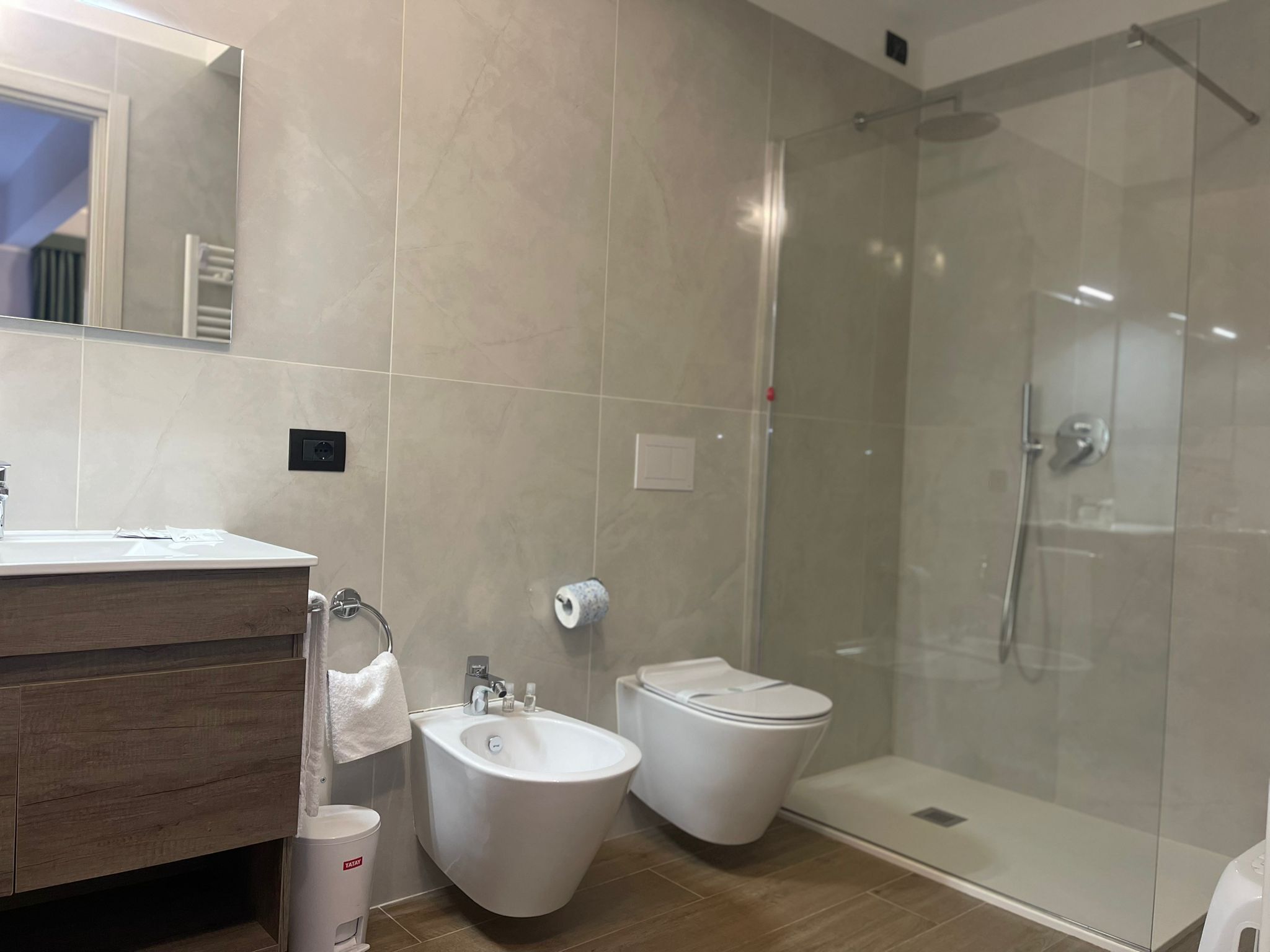 Quarto Familiar, pátio, vista para o jardim | Casa de banho | Um polibã, artigos de higiene pessoal grátis, um secador de cabelo 