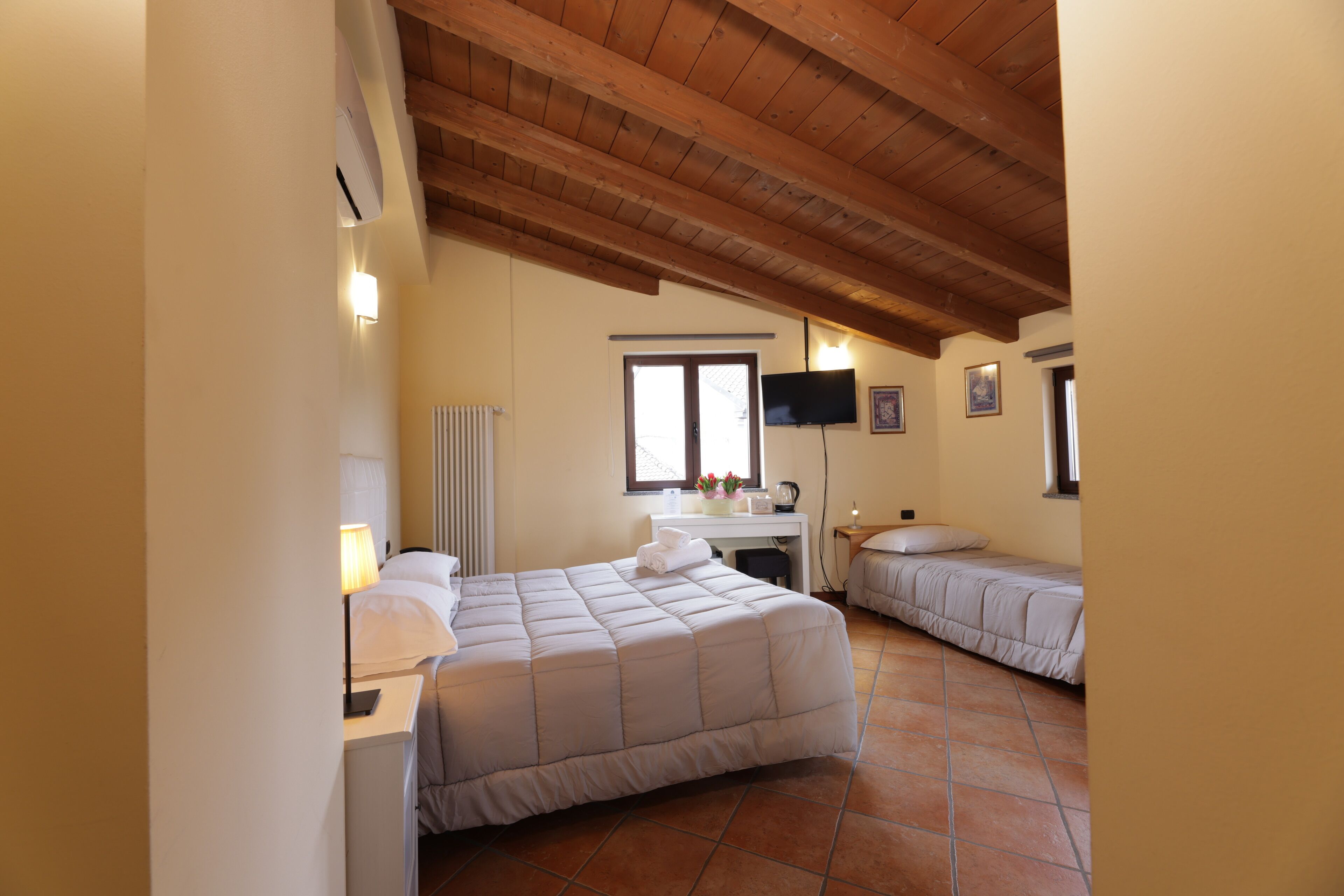 Quarto Triplo | Cofre no quarto, secretária, cortinas/cortinados opacos 