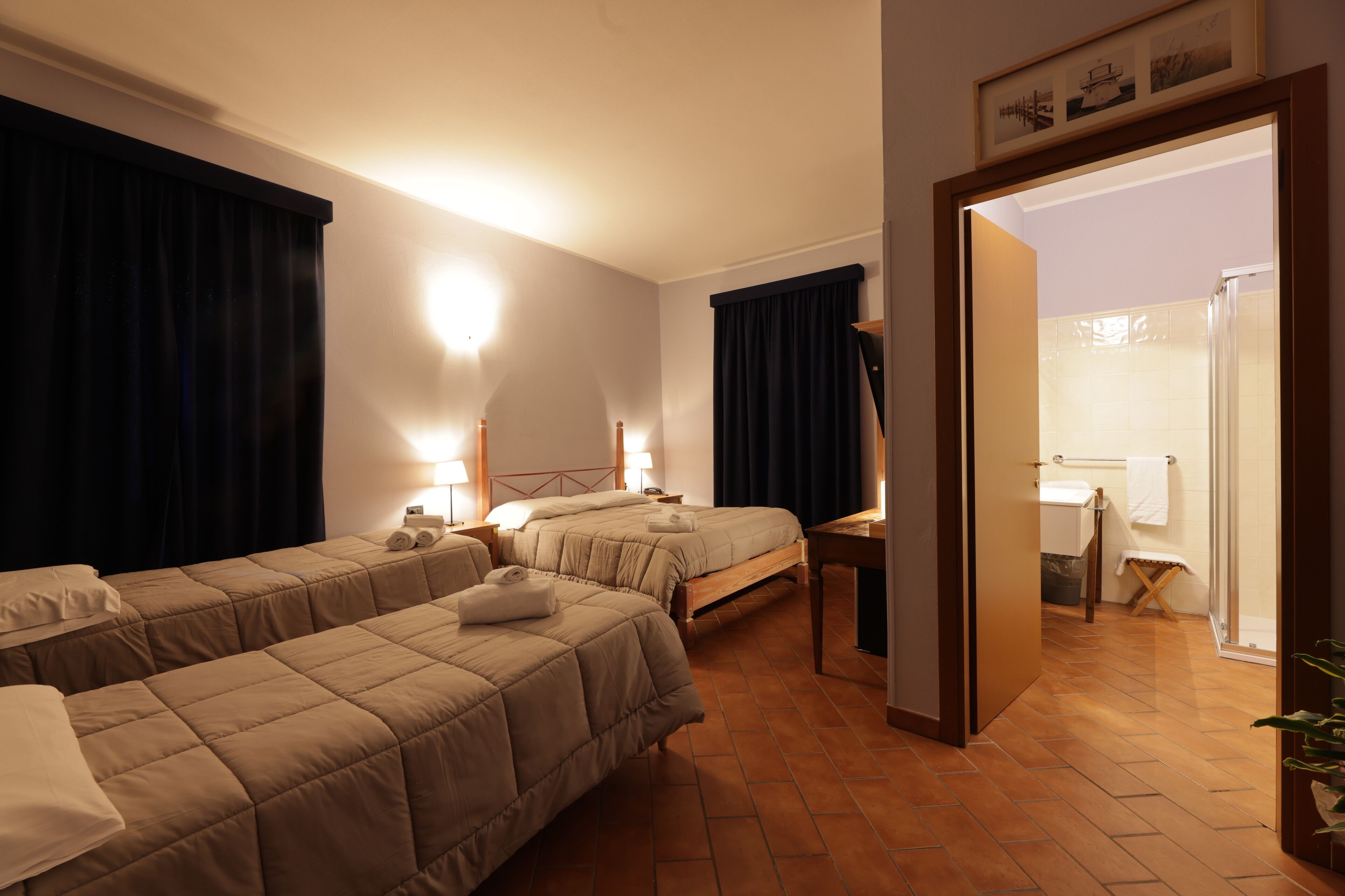 Quarto Quádruplo Clássico | Cofre no quarto, secretária, cortinas/cortinados opacos 