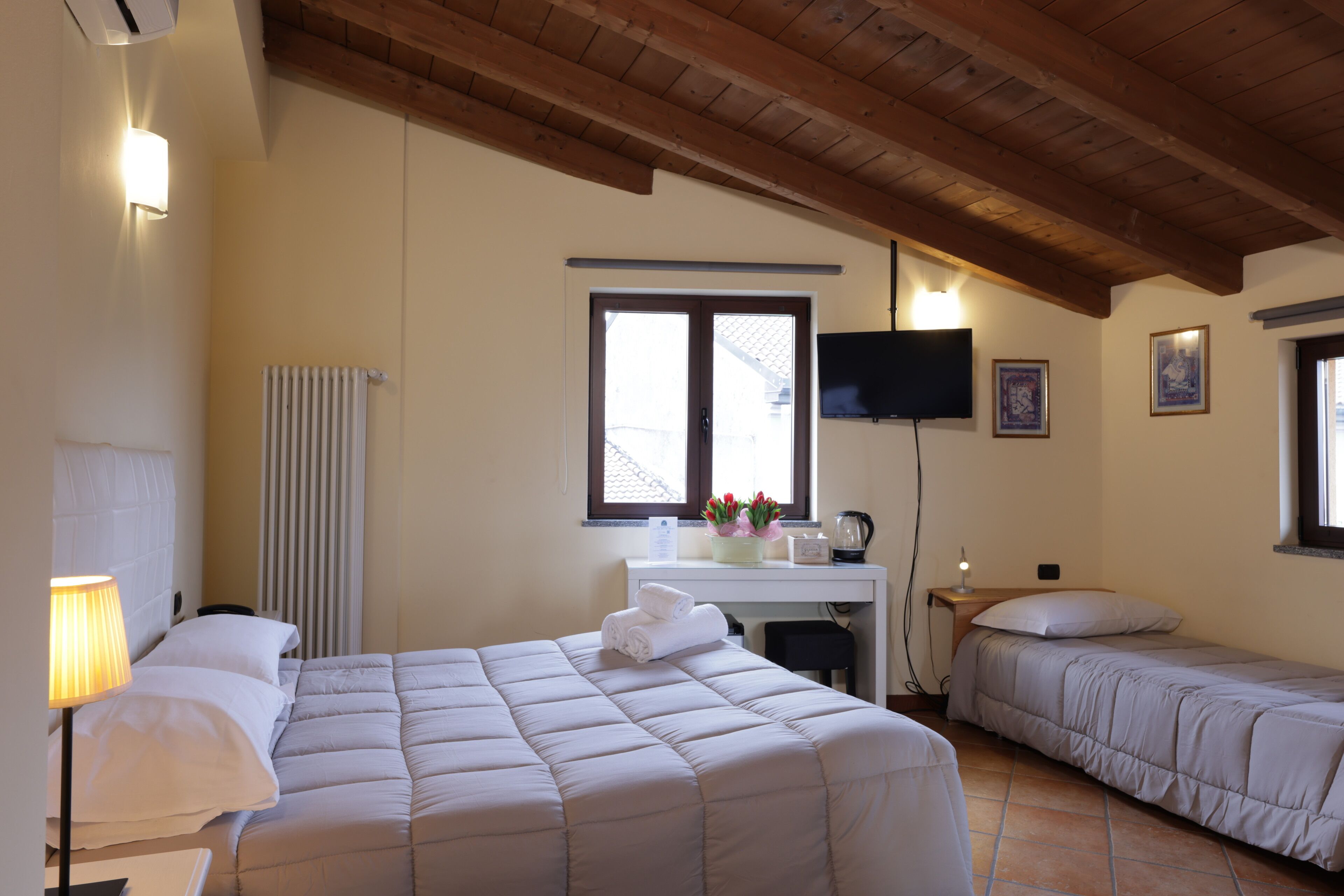 Quarto triplo | Cofres nos quartos, escrivaninha, cortinas blackout