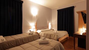 Quarto Quádruplo Clássico | Cofre no quarto, secretária, cortinas/cortinados opacos