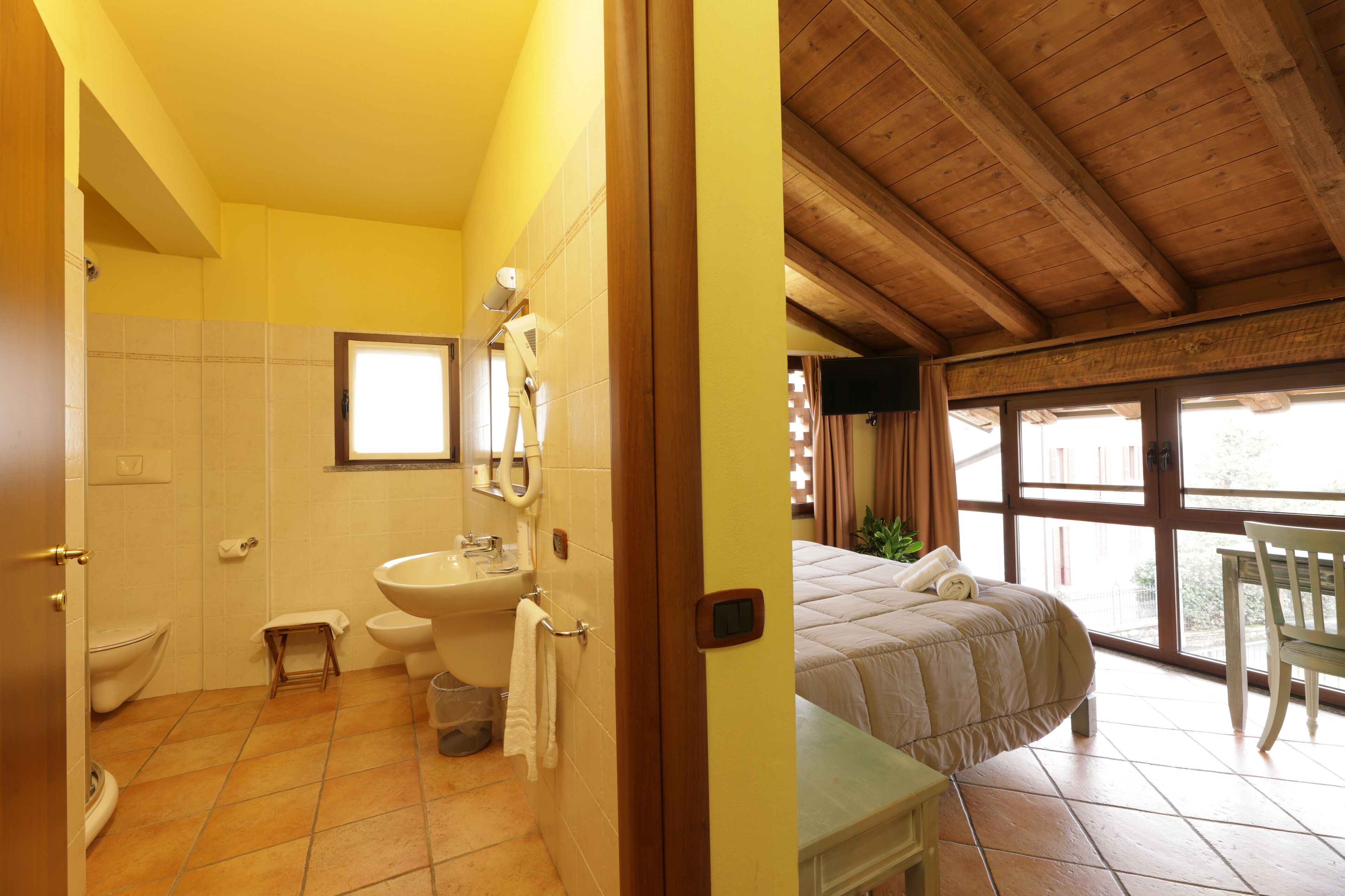 Quarto Duplo, 1 cama queen-size, não fumadores, casa de banho privativa | Casa de banho | Um polibã, artigos de higiene pessoal grátis, um secador de cabelo 