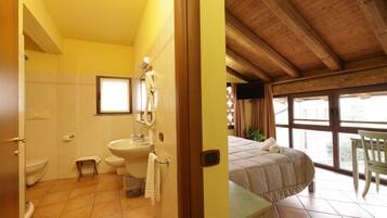 Quarto Duplo, 1 cama queen-size, não fumadores, casa de banho privativa | Casa de banho | Um polibã, artigos de higiene pessoal grátis, um secador de cabelo