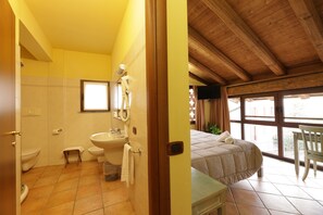 Quarto casal, 1 cama Queen, para não fumantes, banheiro privativo | Banheiro | Chuveiro, produtos de toalete grátis, secador de cabelo 