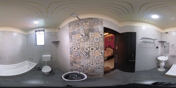 Casa de banho com chuveiro curvo, sanita, lavatório e banheira.