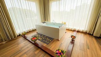 Jacuzzi Room | Quartos insonorizados, ferro/tábua de engomar, Wi-fi grátis