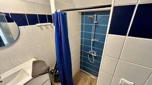 Apartamento | Casa de banho | Um secador de cabelo 