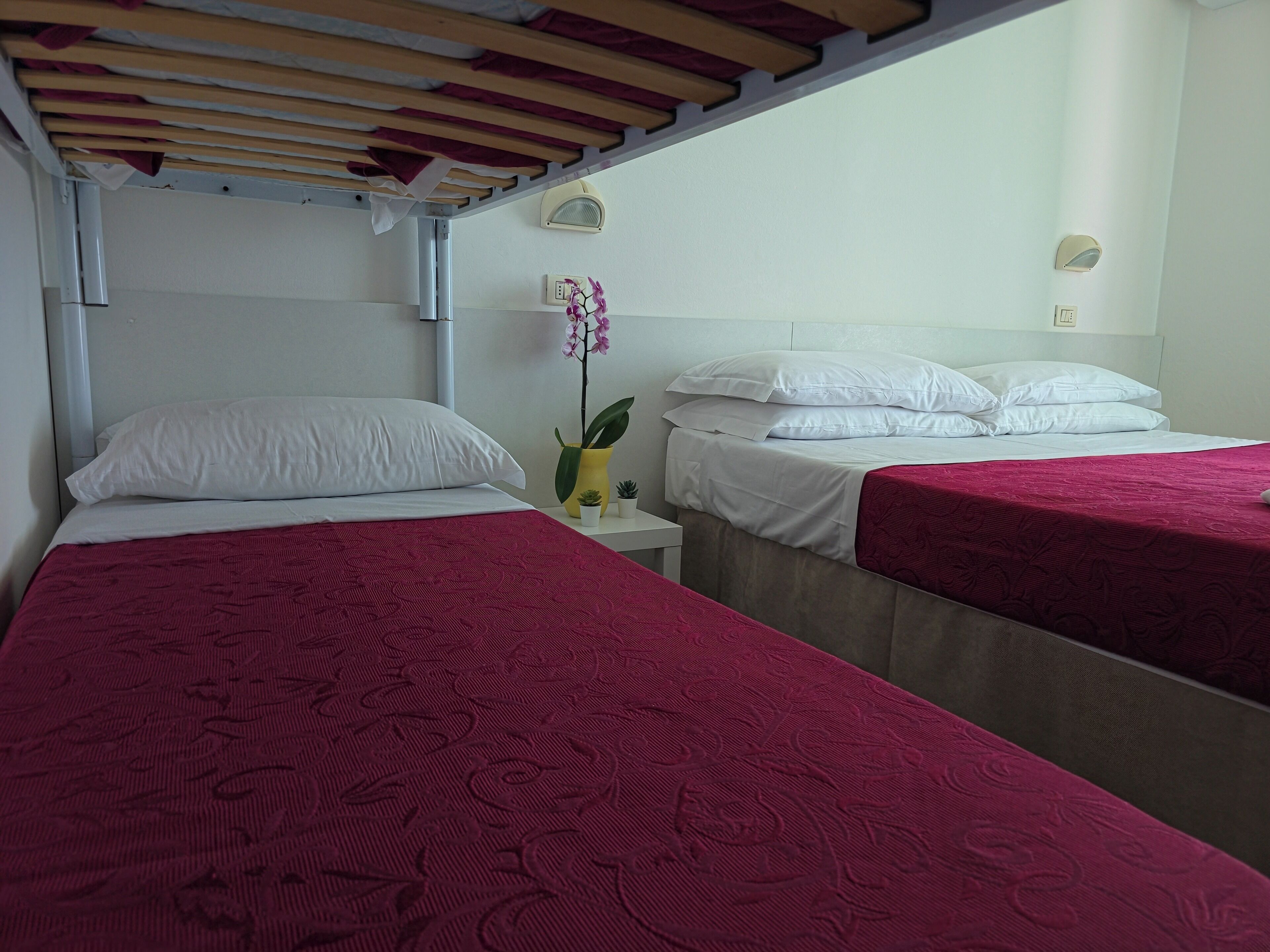 Quarto Quádruplo Familiar, varanda | Secretária, Wi-fi grátis 
