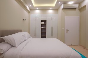 Quarto casal ou duplo luxo, sacada | Escrivaninha, espaço de trabalho para notebook