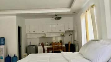 Estúdio Básico, 1 cama queen-size, kitchenette | Sala de estar | Smart TV de 32 polegadas com canais digitais