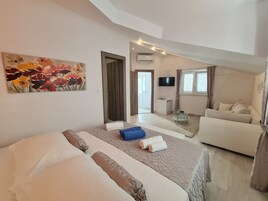 Quarto Triplo Comfort, varanda, vista para o mar | Cofre no quarto, cortinas/cortinados opacos, Wi-fi grátis 