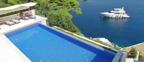 Quarto casal conforto, sacada, vista para a colina | Piscina | Piscina externa sazonal, espreguiçadeiras