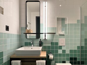 Quarto Twin Básico, não fumadores | Casa de banho | Um polibã, um secador de cabelo, toalhas fornecidas, champô 