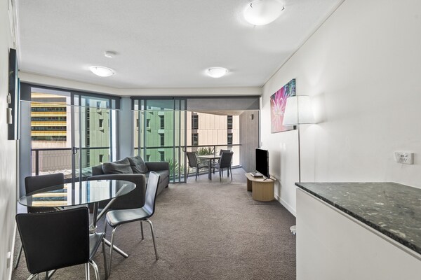 Brisbane City Retreat With Private Balcony - Milton
