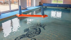 Piscina interior com escada de natação em formato de tubarão.
