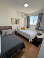 Apartamento Comfort, vista parcial para o oceano | Cortinas/cortinados opacos, Wi-fi grátis 