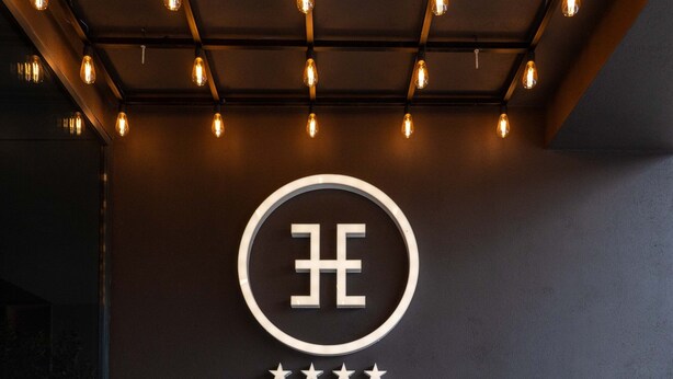 Paredes com um logotipo e a palavra 'ESPERIA' em um ambiente interno moderno.