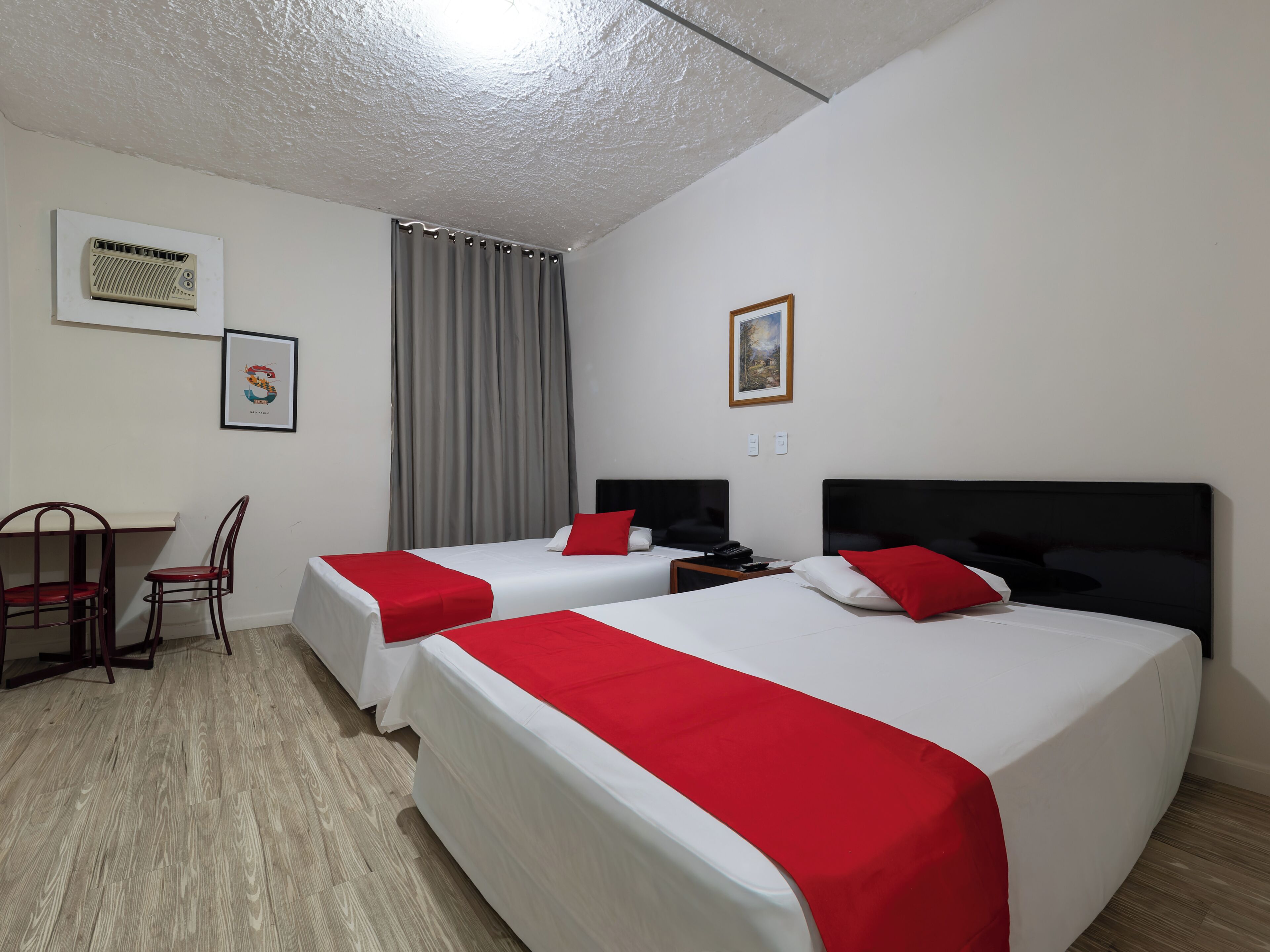 Quarto Quádruplo Standard, 2 camas de casal | Wi-fi grátis 