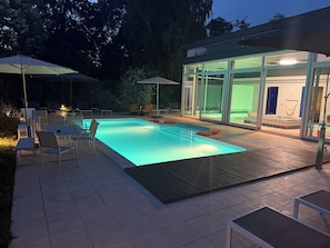 Piscina interna, piscina externa sazonal, guarda-sóis, espreguiçadeiras