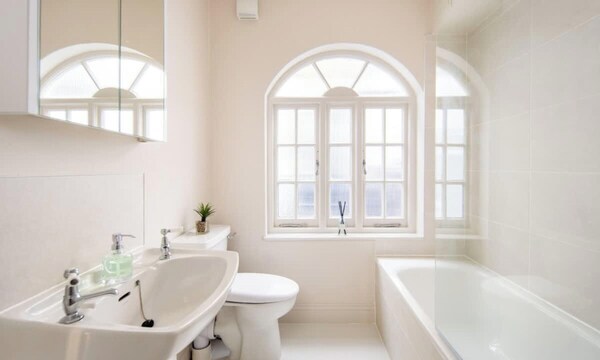 10 Mins Walk To Harrods Belgravia Mews House - London, UK