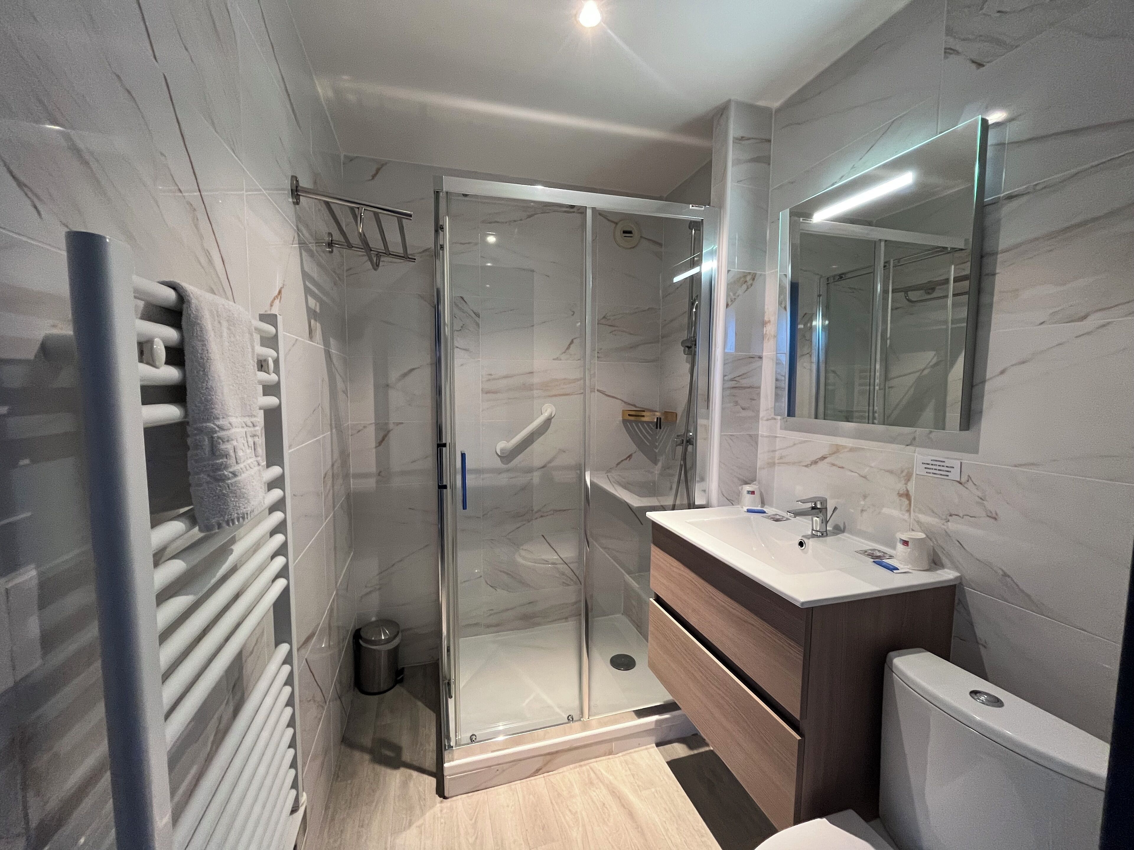 Quarto Duplo de Luxo, vista para o jardim | Casa de banho | Chinelos 