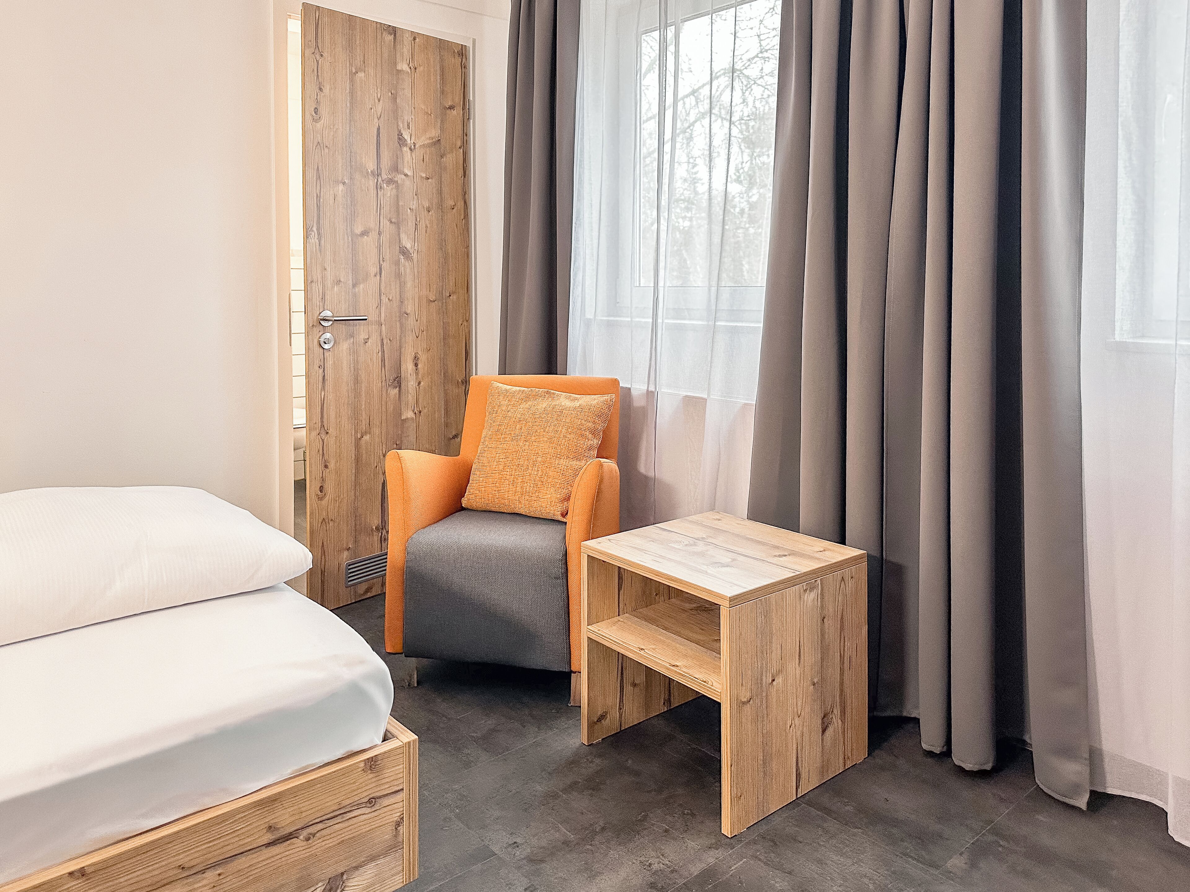 Quarto solteiro conforto | Escrivaninha, espaço de trabalho para notebook, Wi-Fi de cortesia