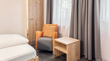 Quarto solteiro conforto | Escrivaninha, espaço de trabalho para notebook, Wi-Fi de cortesia