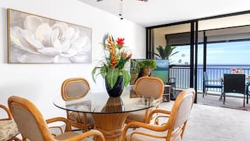 Apartamento em Condomínio Fechado, várias camas, cozinha, vista para o oceano (Kona Alii 504) | Sala de estar