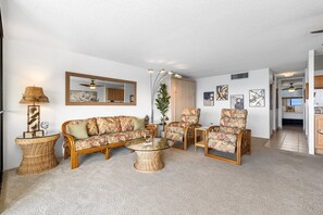 Apartamento em Condomínio Fechado, várias camas, cozinha, vista para o oceano (Kona Alii 504) | Sala de estar