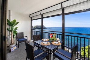 Apartamento em Condomínio Fechado, várias camas, cozinha, vista para o oceano (Kona Alii 504) | Vista do quarto