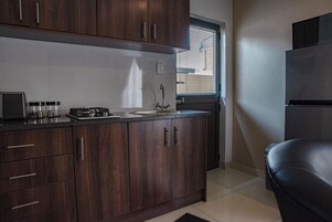 Apartamento Comfort, frigorífico | Cozinha privada | Um frigorífico, um micro-ondas, um forno, utensílios de cozinha 