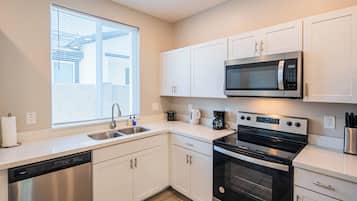 Quarto Duplo, não fumadores, pátio | Cozinha privada | Um frigorífico/congelador grande, um micro-ondas, um forno